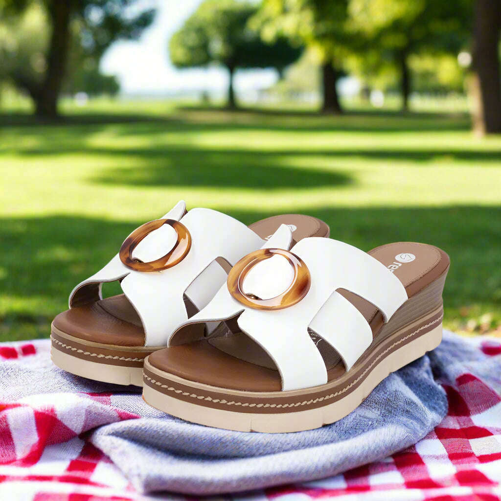 REMONTE- D2L52 in White | Plum Bottom